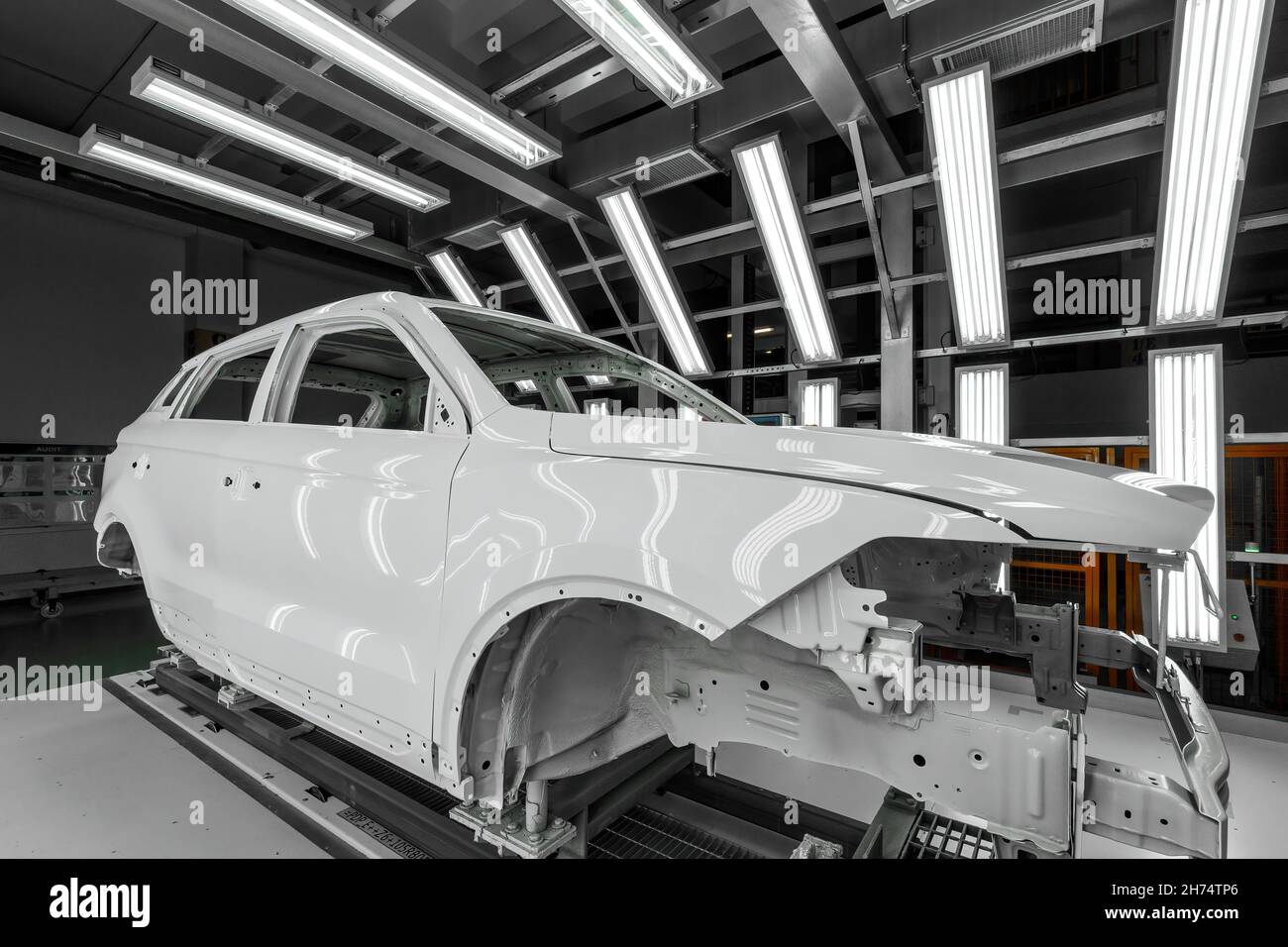 Car assembly line painting hi-res stock photography and images - Alamy