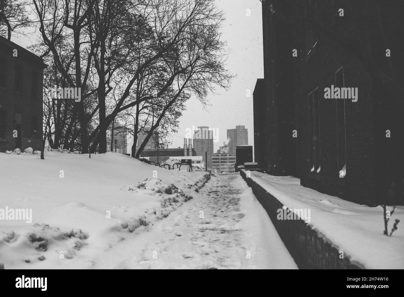 Snowy city buildings people Black and White Stock Photos & Images - Alamy