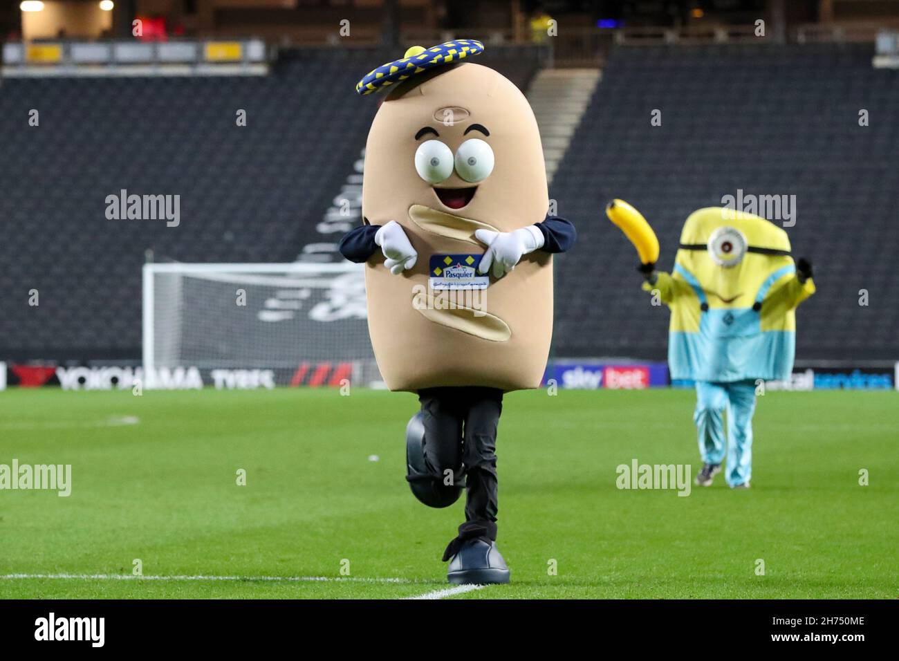 One mk dons mascots hi-res stock photography and images - Alamy