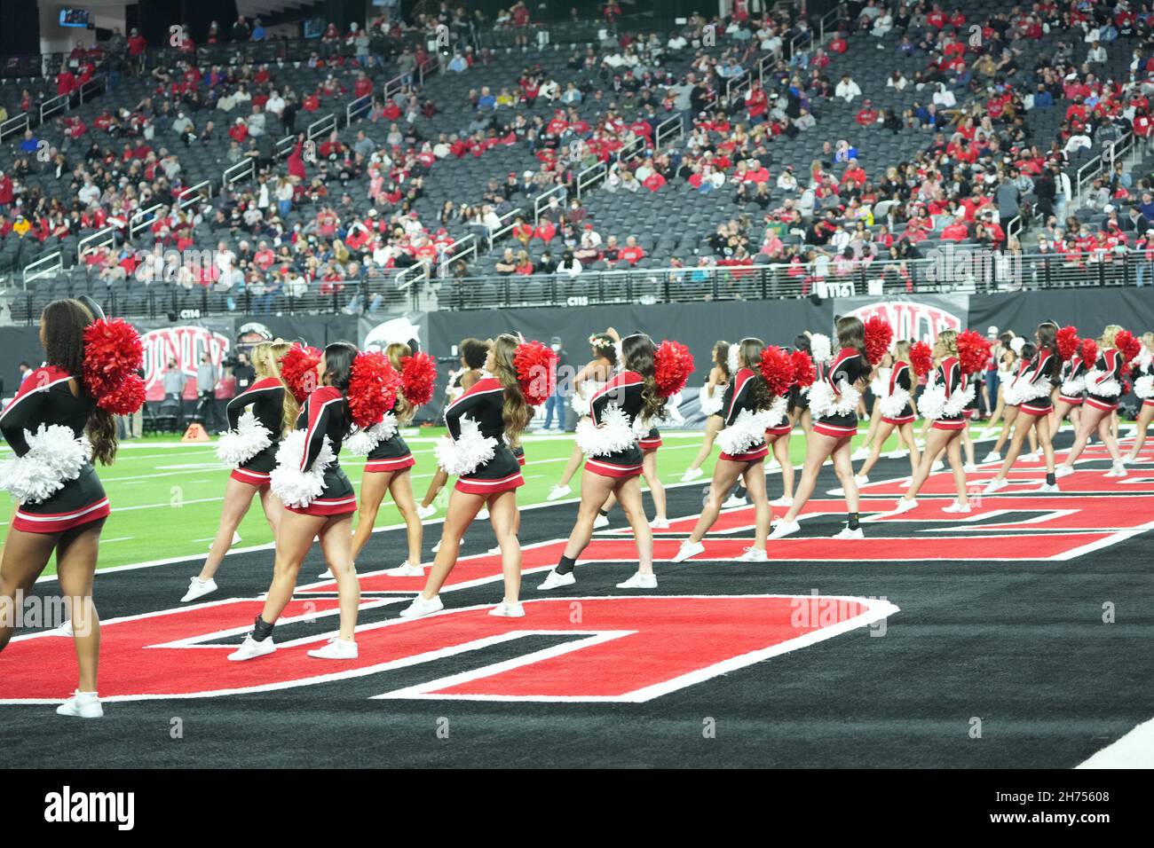College cheerleaders 2021 hi-res stock photography and images - Alamy