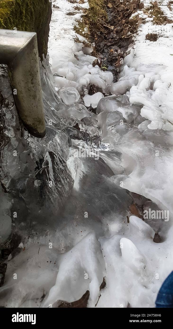 Wintrer mit Eis und Schnee, verschneite Bäume und Reif Stock Photo - Alamy