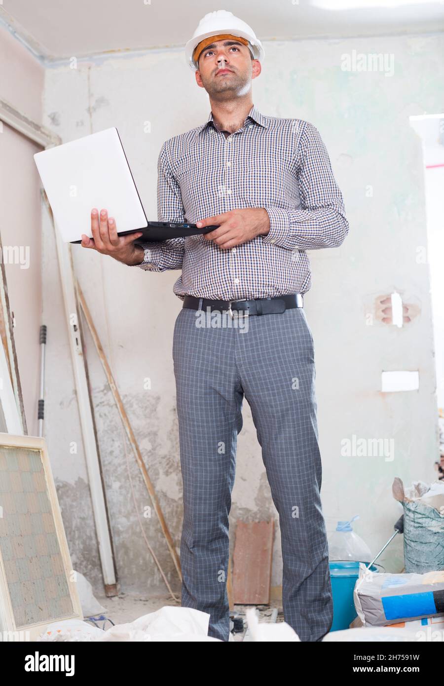 Repairman holding laptop computer hi-res stock photography and images ...