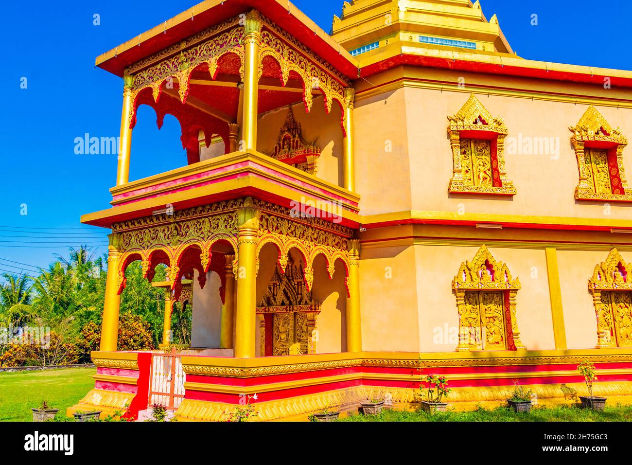 Wat Phol Phao buddhist temple in gold and red architecture best amazing ...