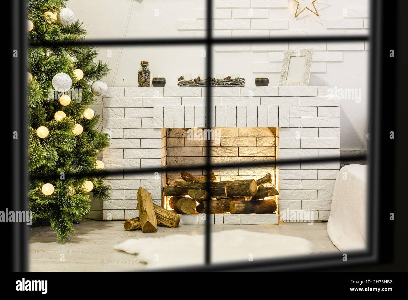 Atmospheric Christmas window, Xmas tree Stock Photo - Alamy