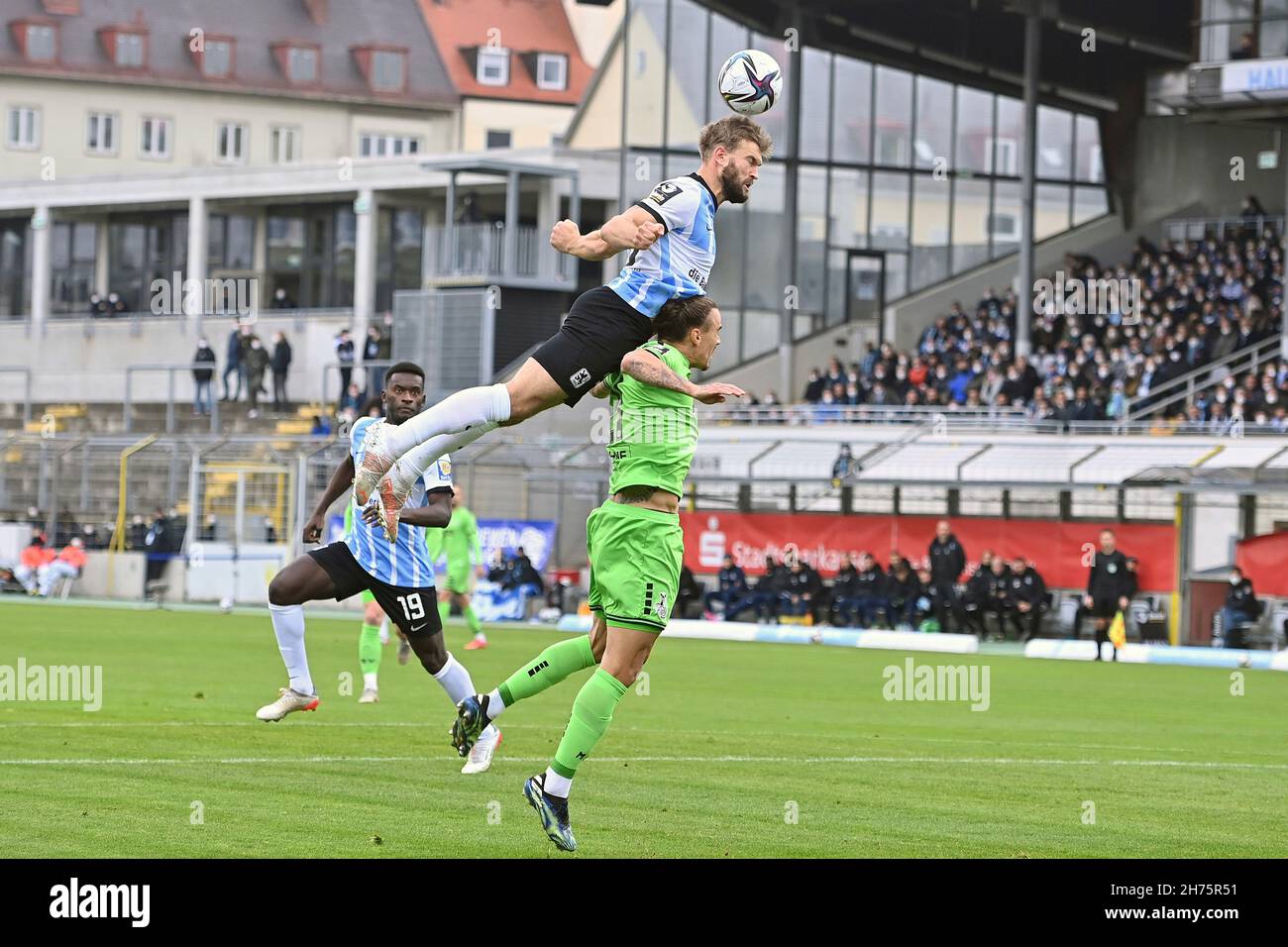 Muenchen GRUENWALDER STADION. 20th Nov, 2021. Ueberflieger Yannick ...