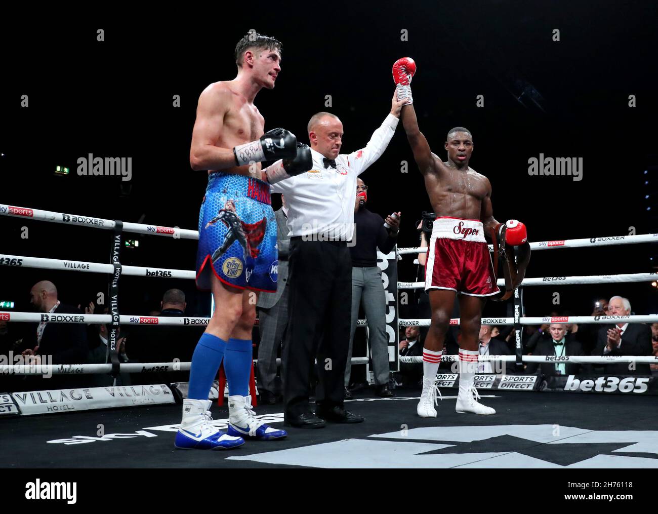 Dan Azeez (right) wins the British Light Heavyweight Title fight ...