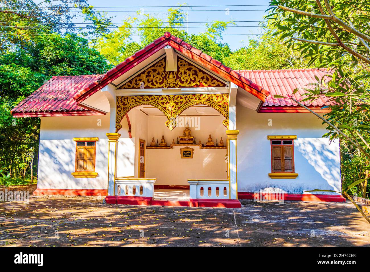 Wat Phol Phao buddhist temple in gold and red architecture best amazing ...
