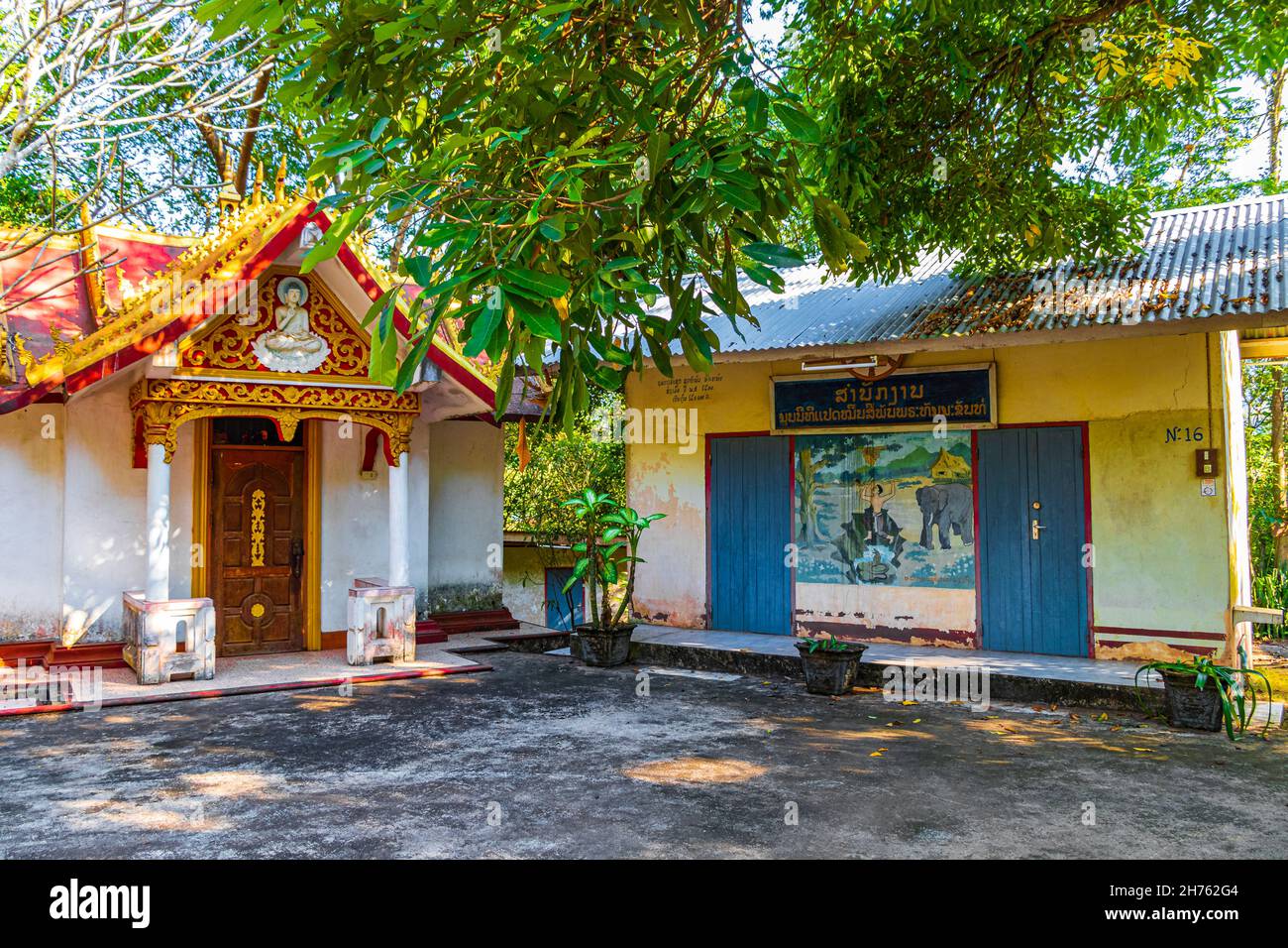 Wat Phol Phao buddhist temple in gold and red architecture best amazing ...