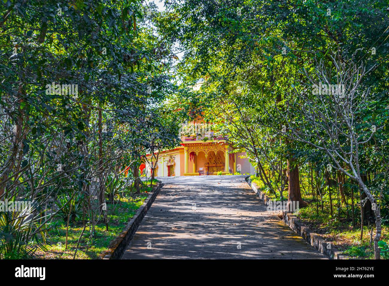 Wat Phol Phao buddhist temple in gold and red architecture best amazing ...