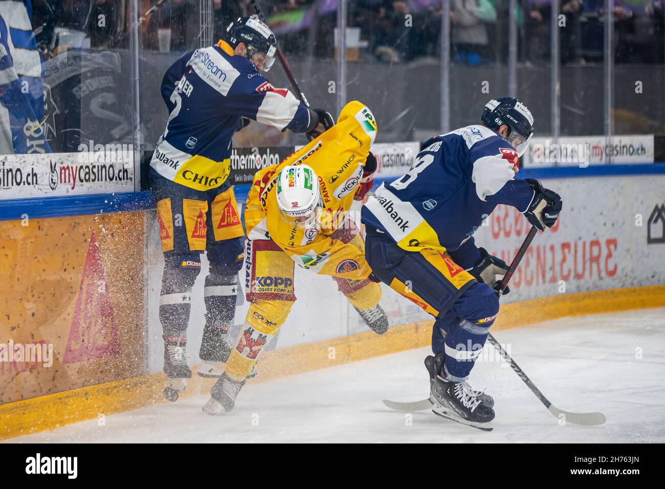# 32 Noah Schneeberger (Biel) lands in the sandwich of Yannick Zehnder ...