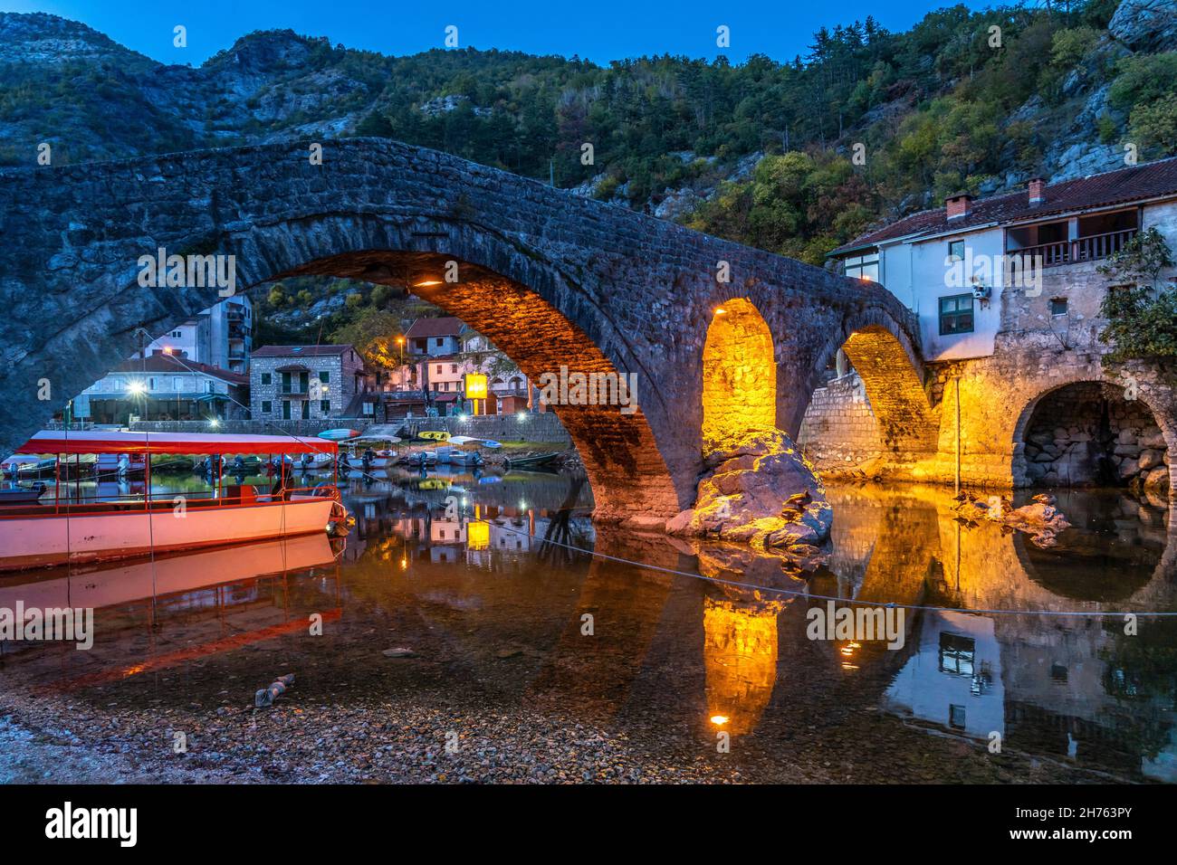 Die Alte Brücke Stari Most über den Fluss Crnojevic in Rijeka Crnojevica in der Abenddämmerung ...