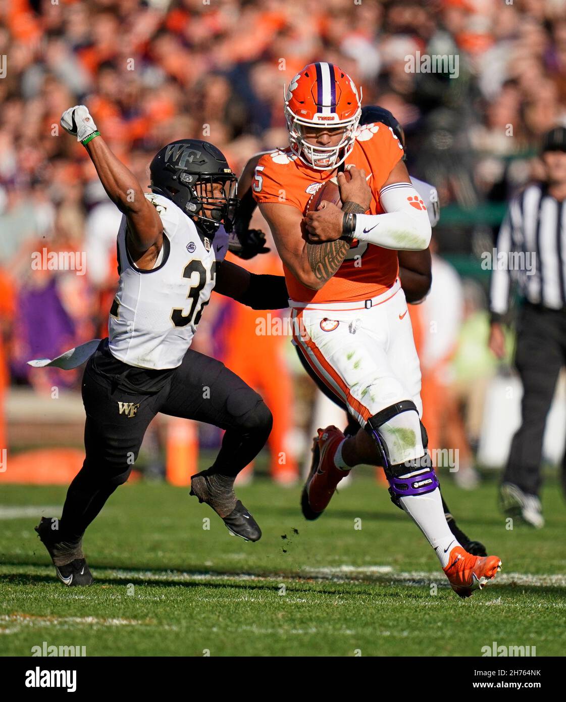 November 20, 2021: Clemson Tigers quarterback D.J. Uiagalelei (5) makes ...
