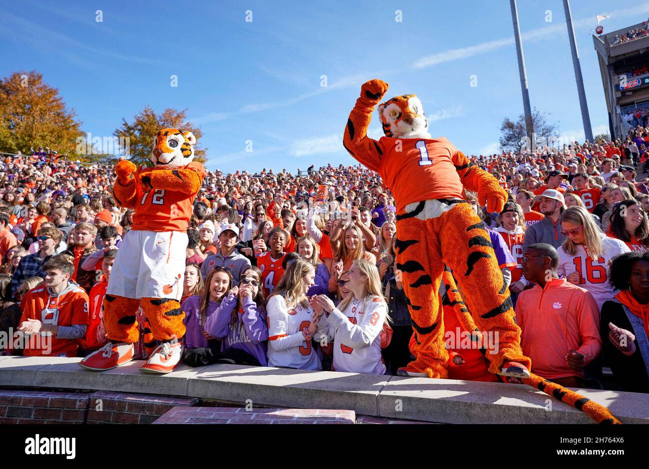 College mascots hi-res stock photography and images - Alamy