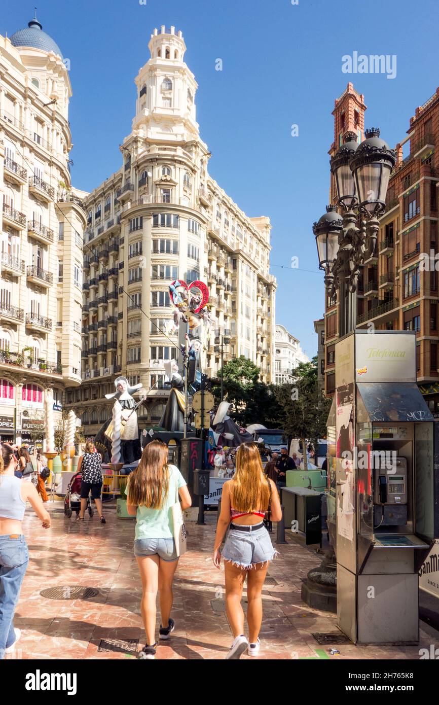 People enjoying the summer sunshine in the Spanish city of Valencia ...