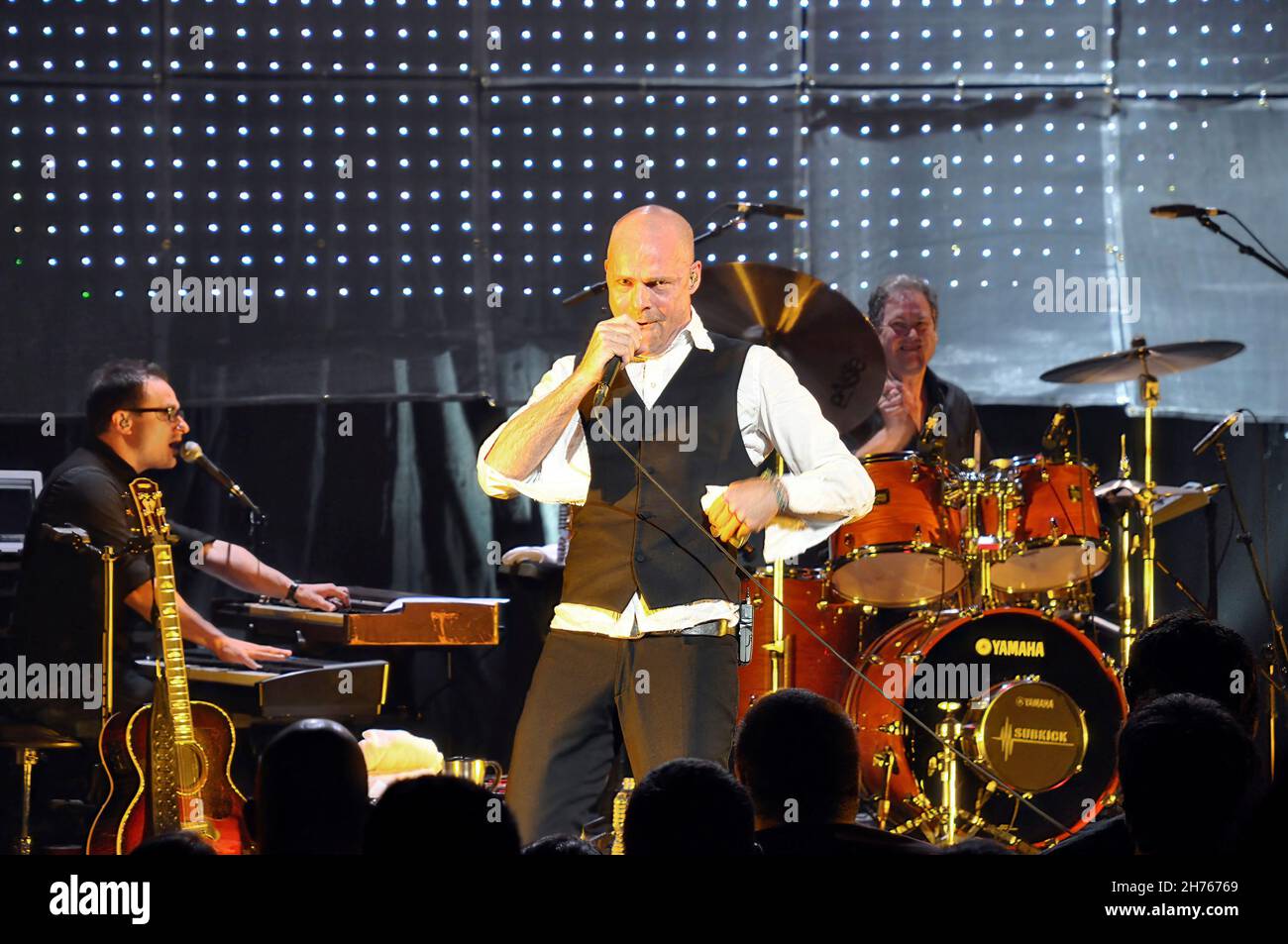 Drummer johnny fay hi-res stock photography and images - Alamy