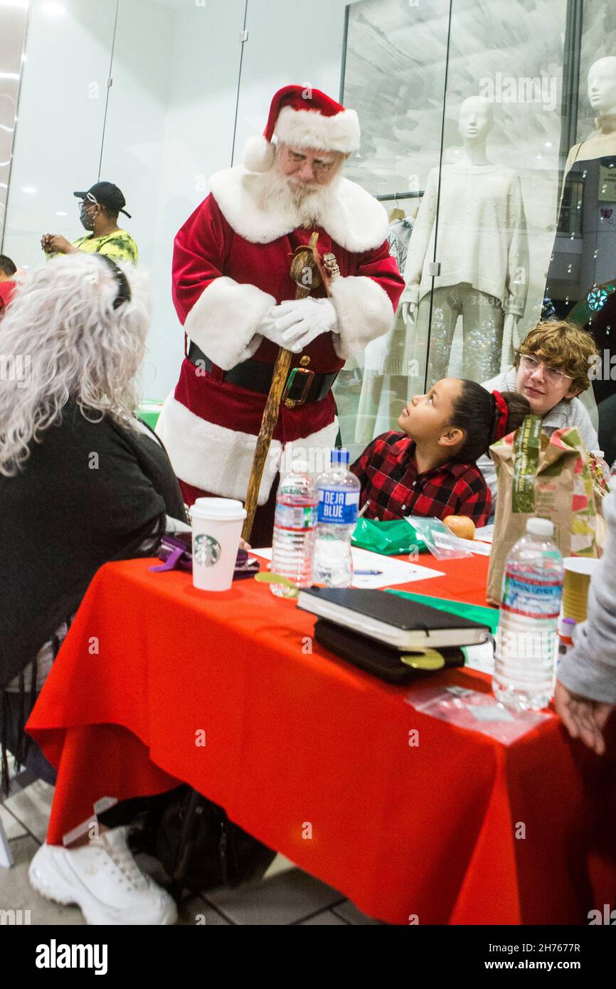 Modesto, CA, U.S.A. 20th Nov, 2021. Santa Claus made is arrival at ...