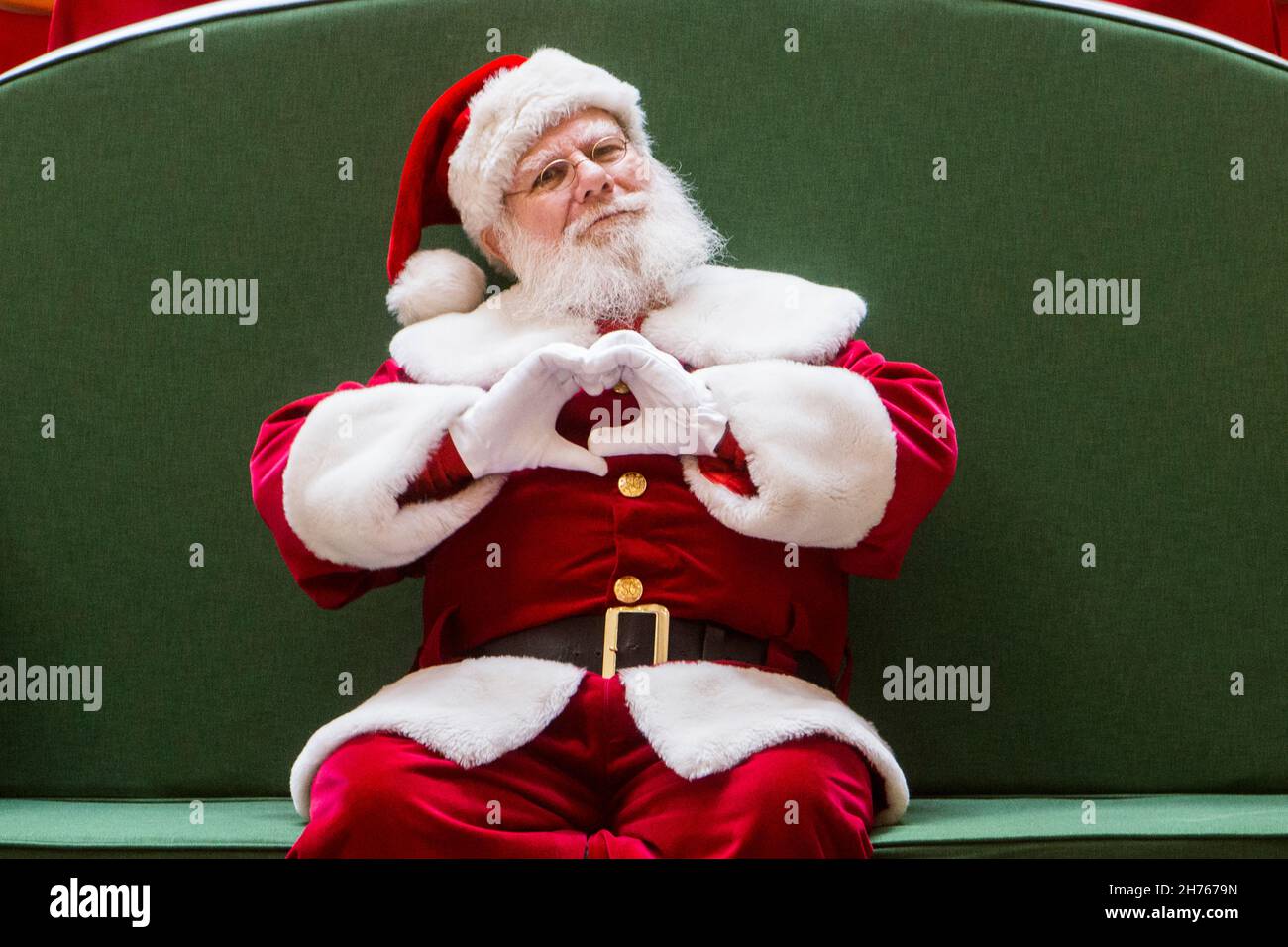 Modesto, CA, U.S.A. 20th Nov, 2021. Santa Claus made is arrival at ...