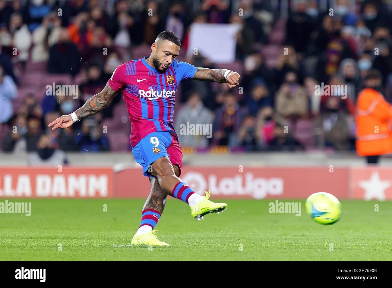 Barcelona, Spain. 20th Nov, 2021. Memphis Depay in action at the La ...