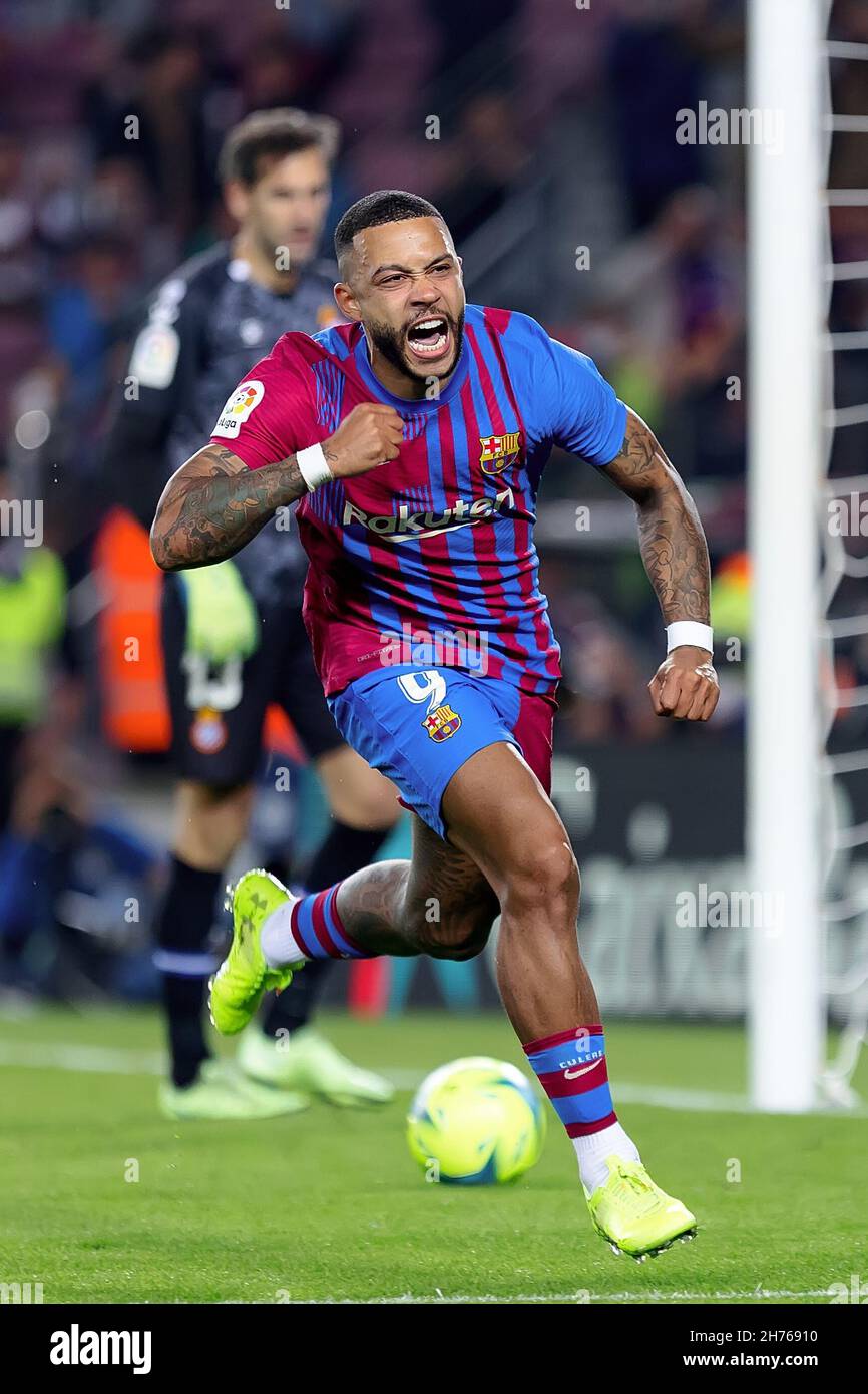 Barcelona, Spain. 20th Nov, 2021. Memphis Depay celebrates after ...
