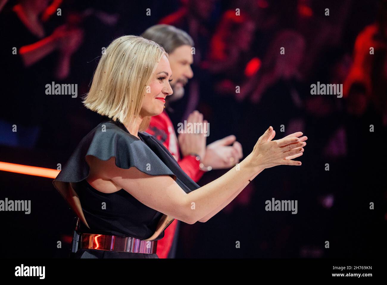 Cologne, Germany. 21st Nov, 2021. The guessing team Ruth Moschner ...