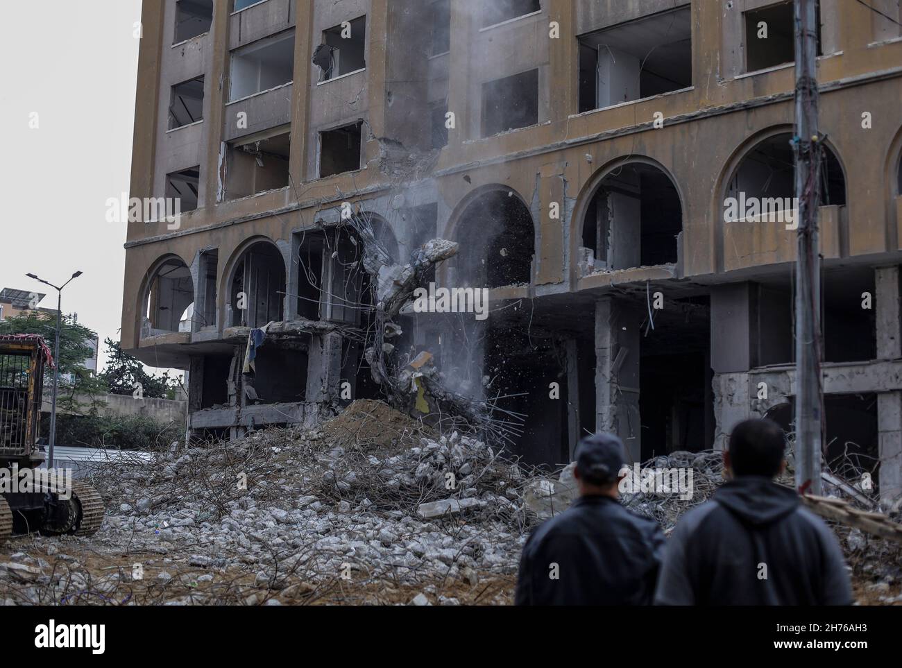 Gaza, Palestine. 20th Nov, 2021. Palestinian workers remove the rubble ...
