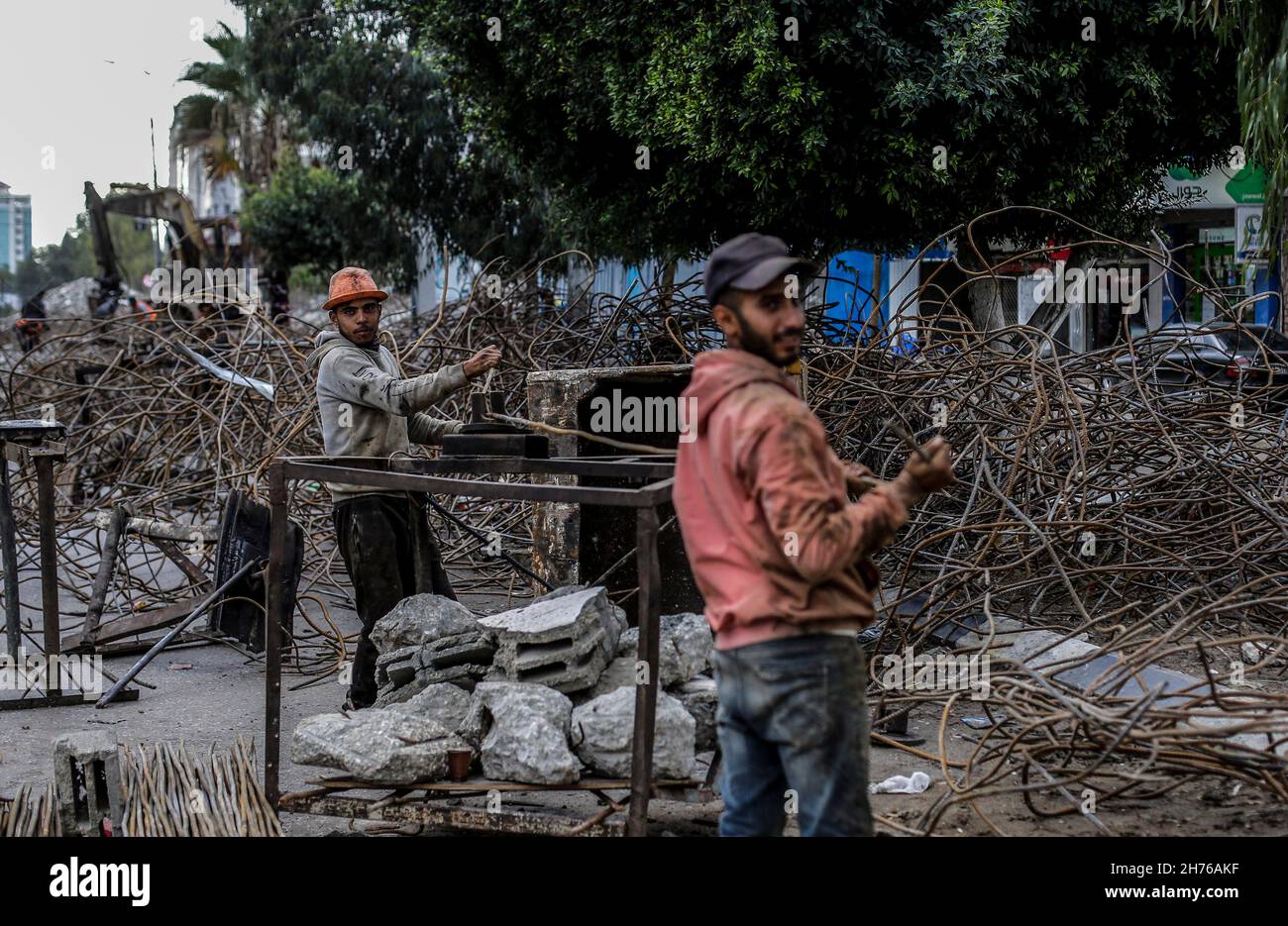 Gaza, Palestine. 20th Nov, 2021. Palestinian workers remove the rubble ...