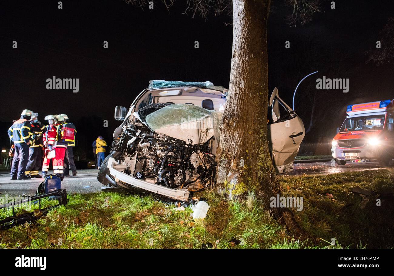 Hamburg, Germany. 20th Nov, 2021. Firefighters stand at the scene of an ...