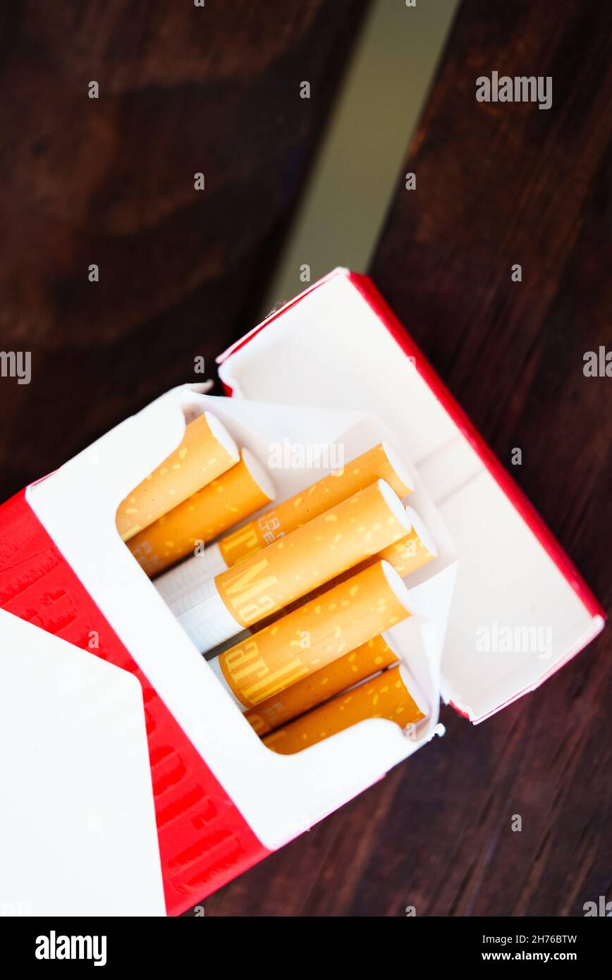 Marlboro cigarettes hi-res stock photography and images - Alamy