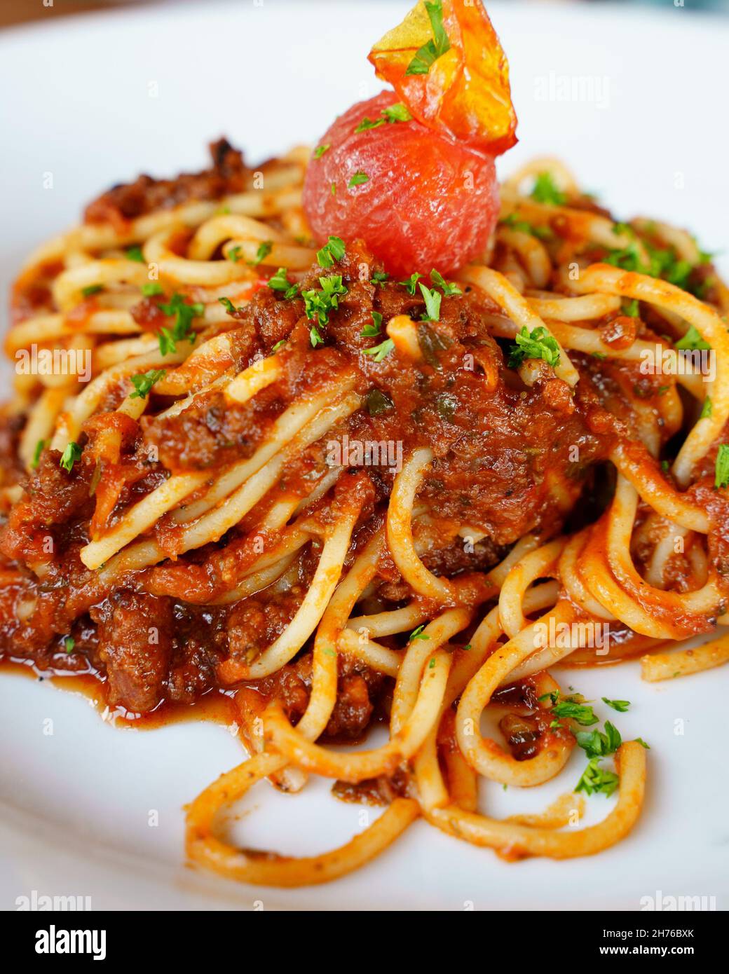 Close-up image of freshly cooked spaghetti bolognese Stock Photo - Alamy