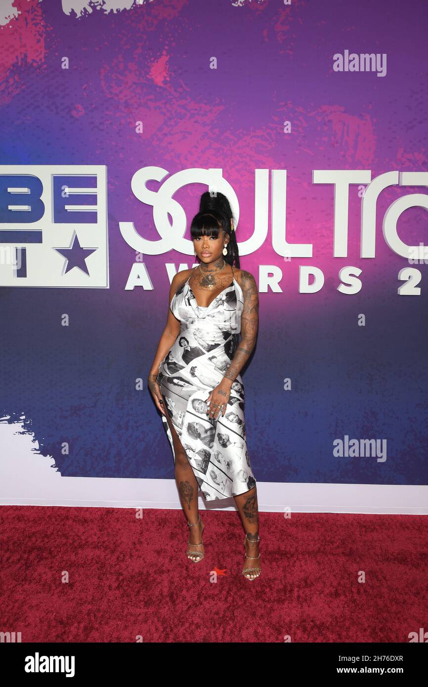 Summer Walker attends the 2021 SOUL TRAIN AWARDS arrivals red carpet at ...