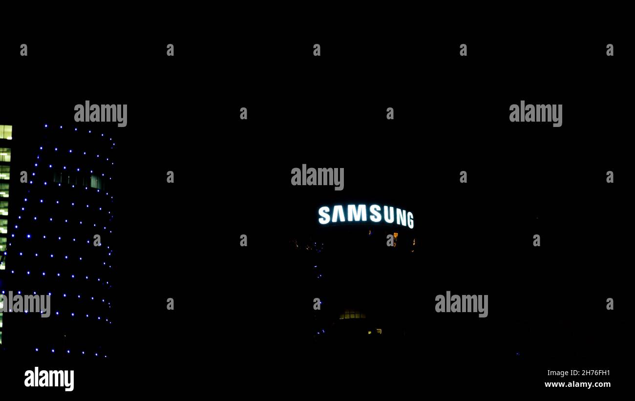 Samsung advertisement on roof hi-res stock photography and images - Alamy