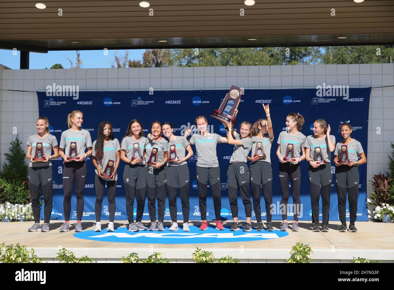 The New Mexico Lobos women's team poses with trophy after placing third ...