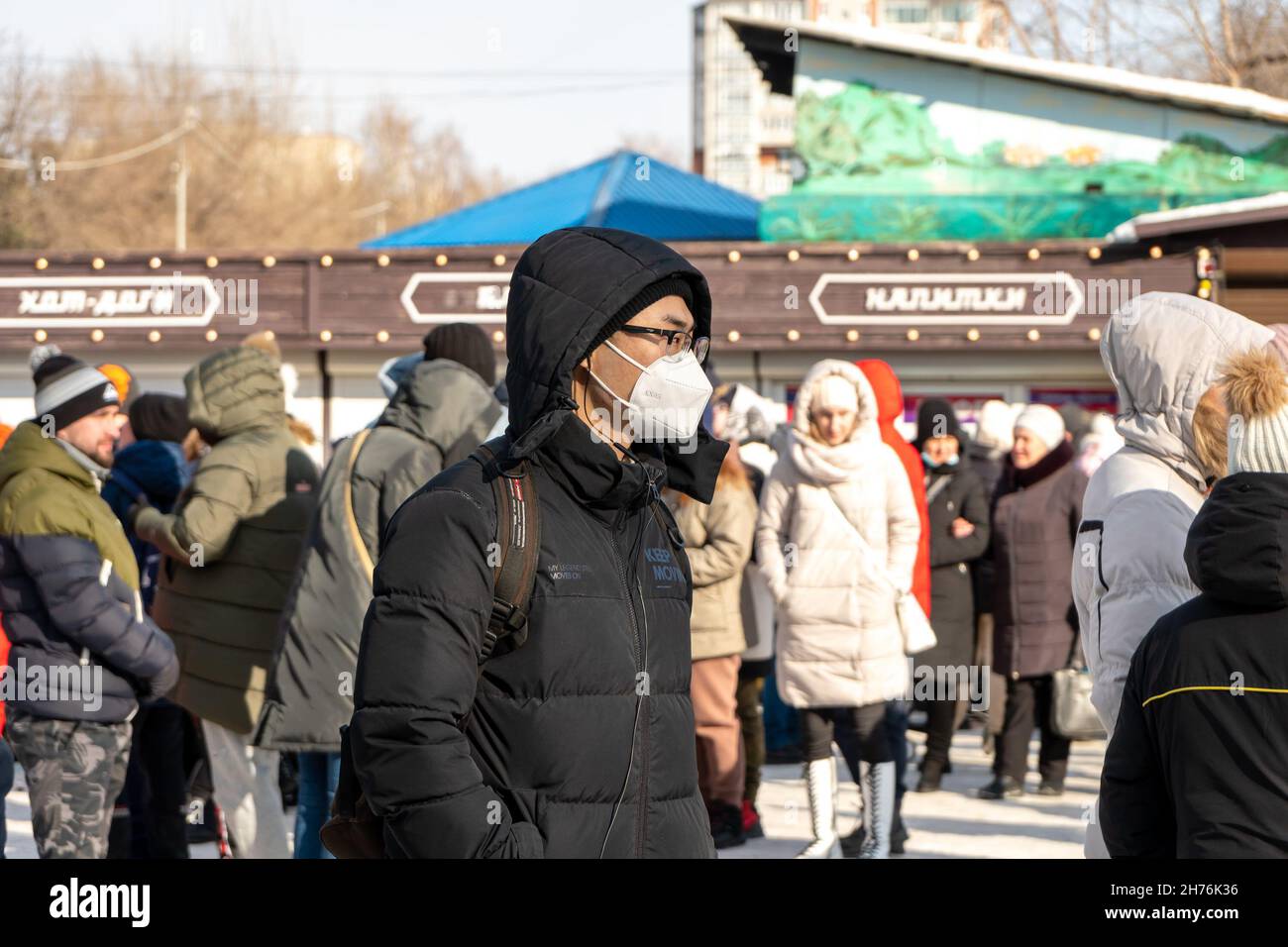 People with and without mask hi-res stock photography and images - Alamy