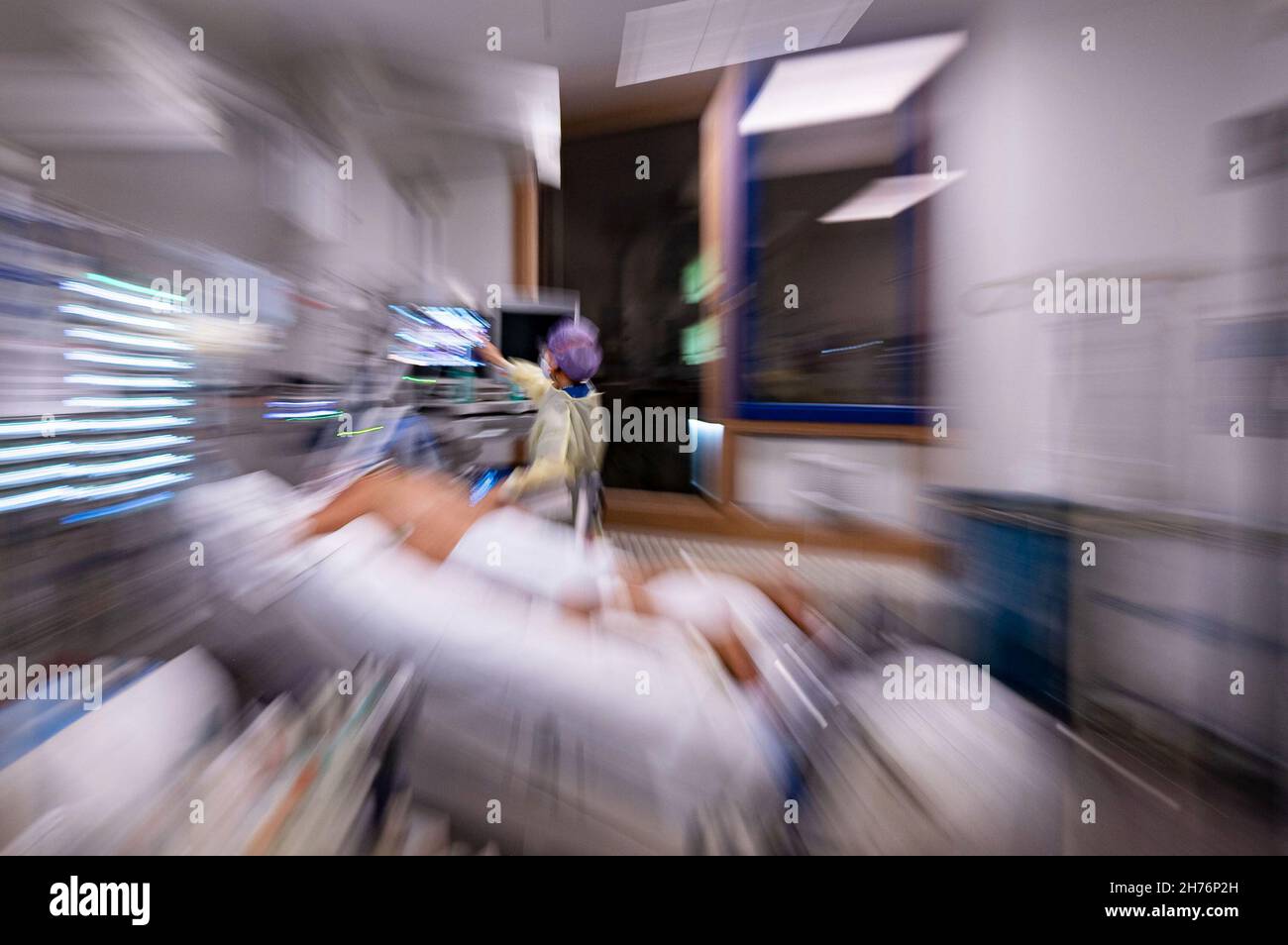 Coma patient intensive care unit hi-res stock photography and images ...