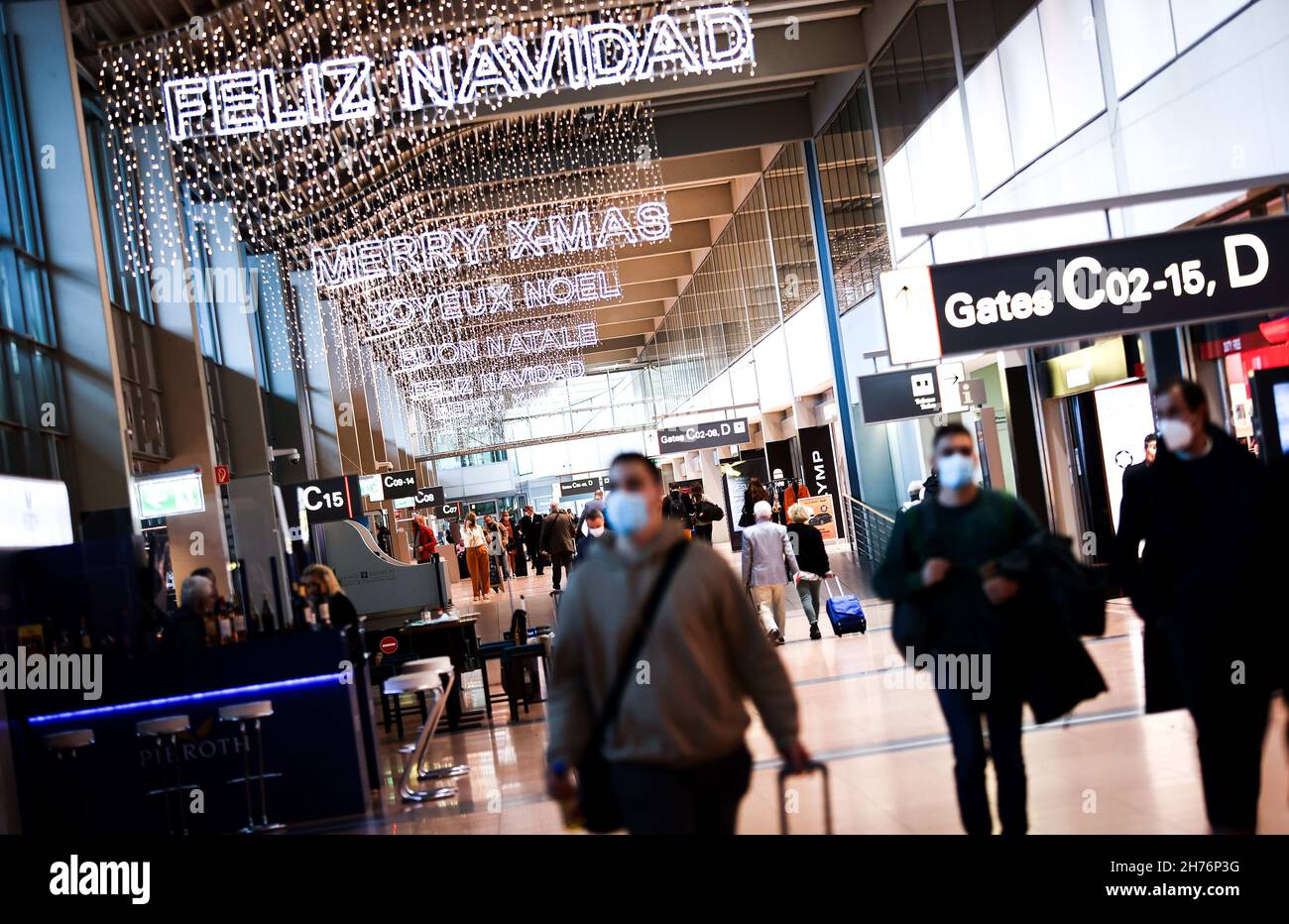 18 November 2021, Hamburg: Passengers with mouth-nose protection walk ...