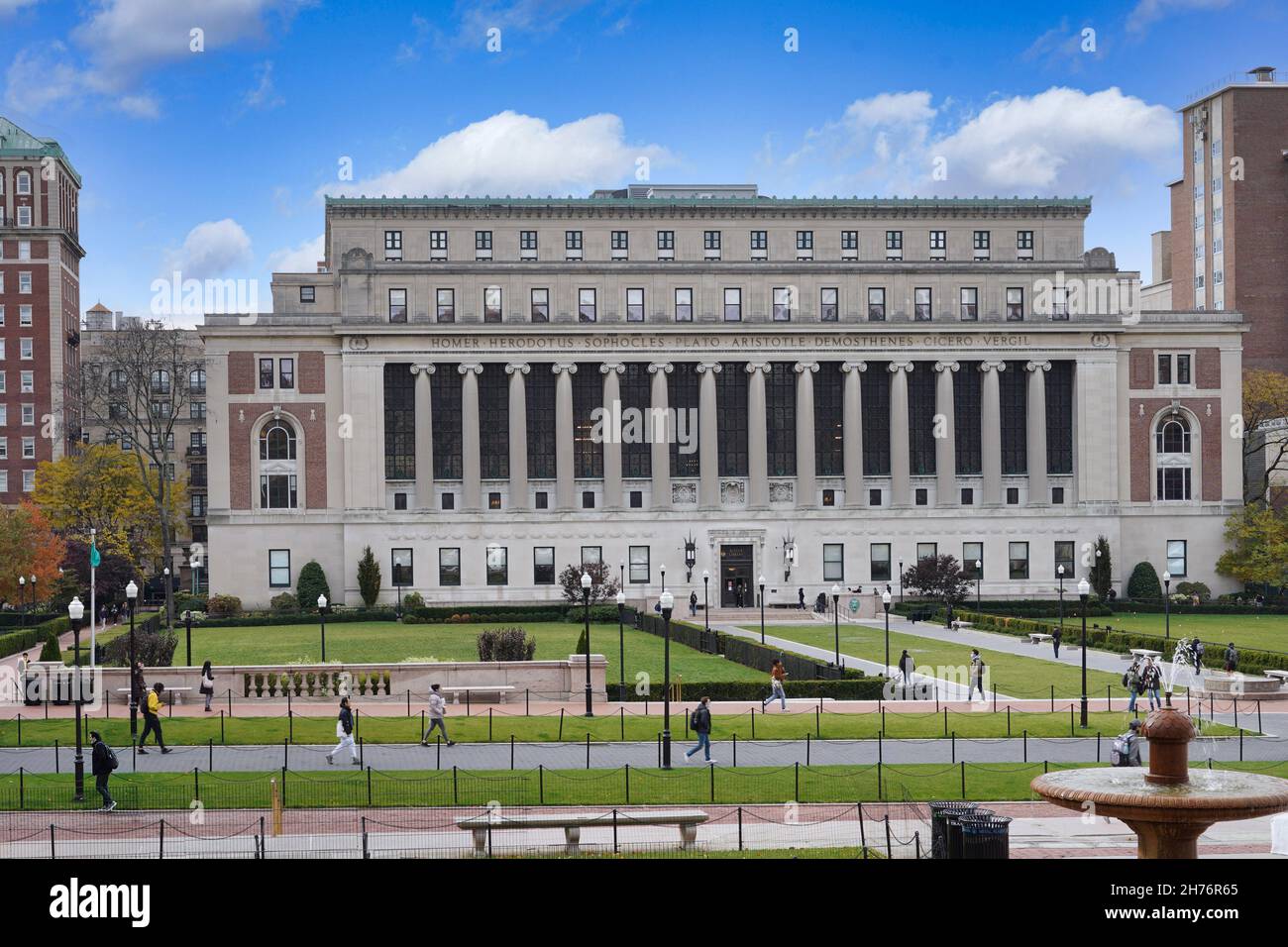 College campus students usa 2021 hi-res stock photography and images ...