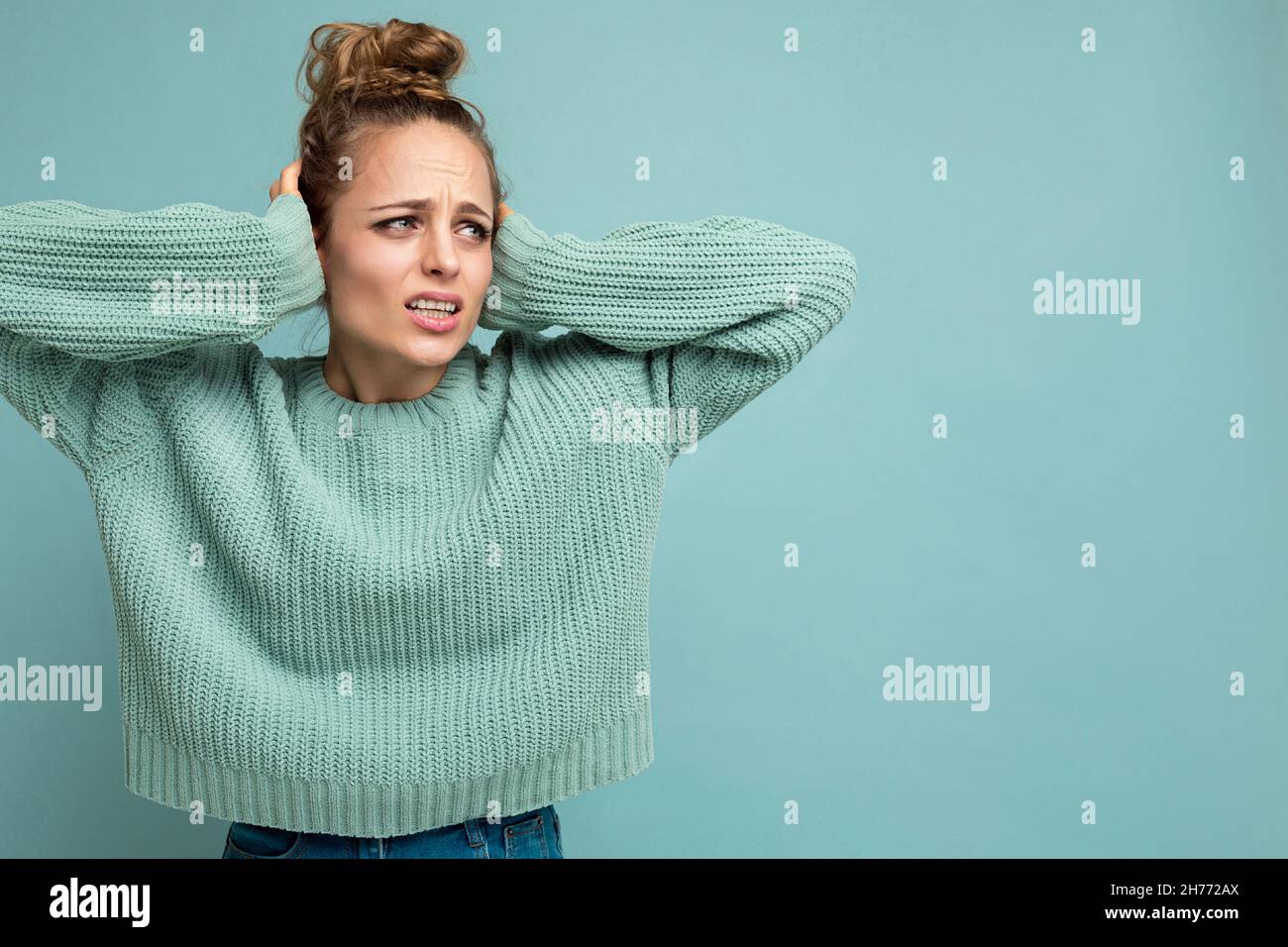 Portrait photo of young nice attractive pretty angry dissatisfied blond ...