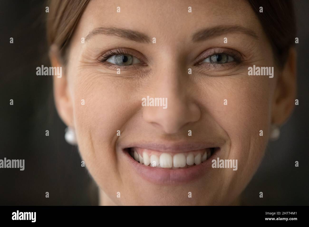 Close up face of attractive caucasian 30s woman Stock Photo - Alamy Close up face of attractive caucasian 30s woman Stock Photo - Alamy
