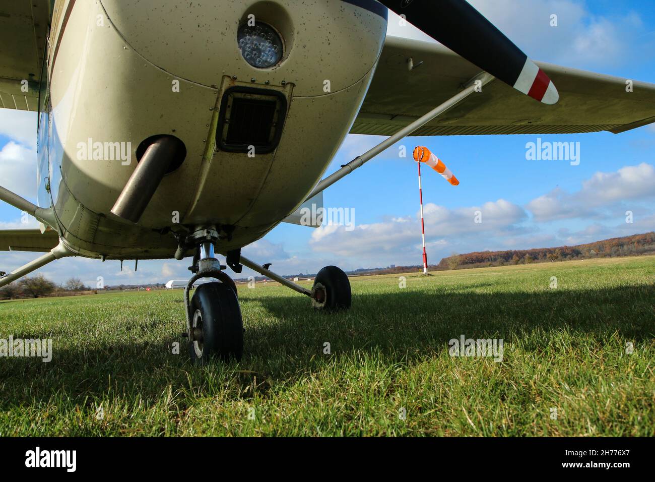Aircraft standing hi-res stock photography and images - Alamy