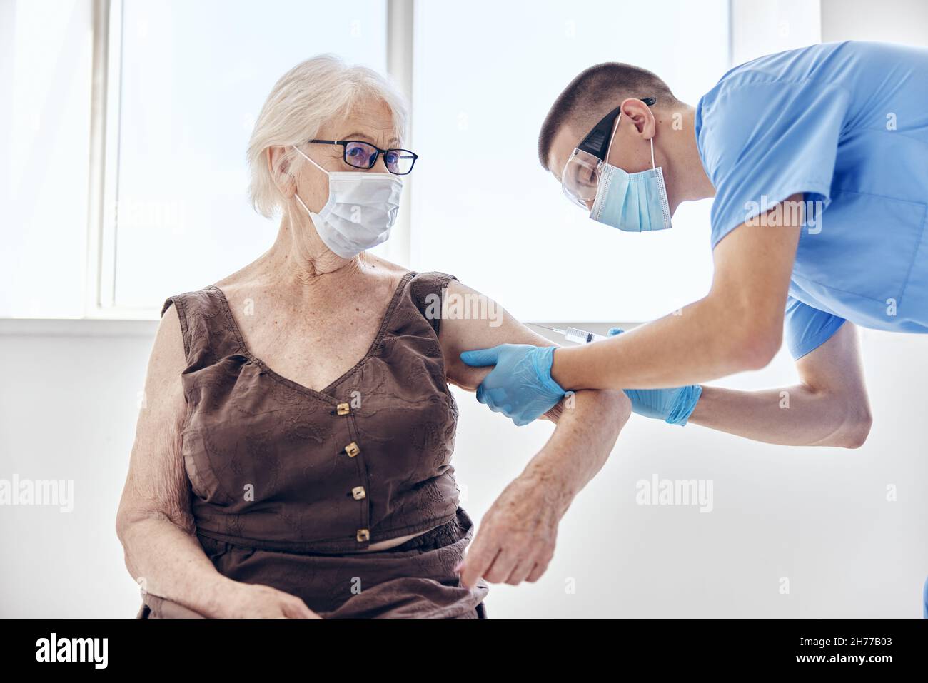doctor with a syringe immunity protection patient treatment Stock Photo ...