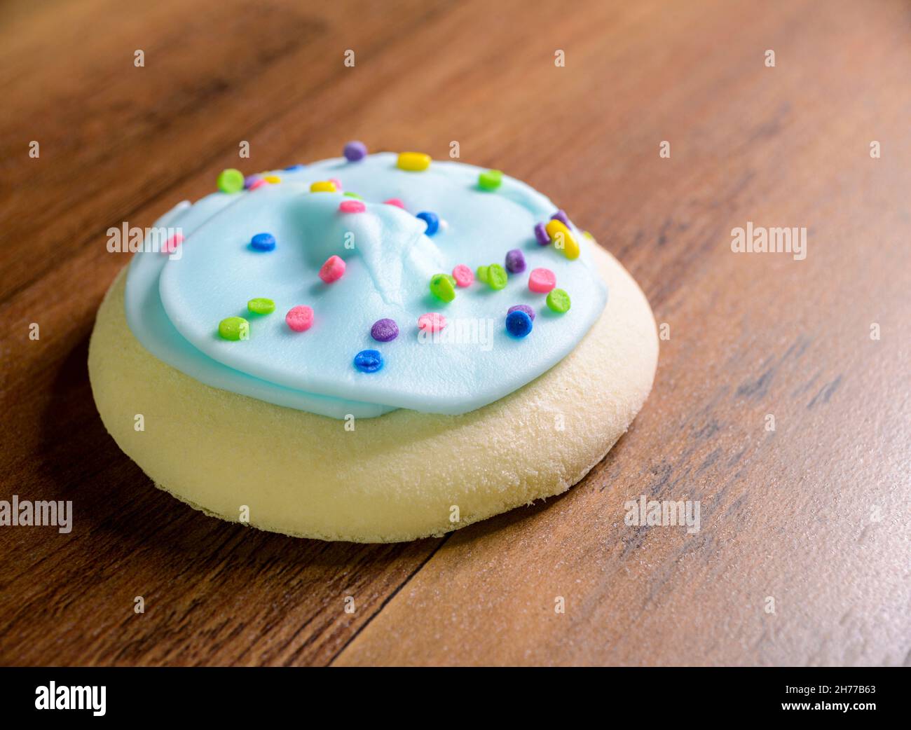 Sugar cookie with blue frosting and sprinkles Stock Photo - Alamy