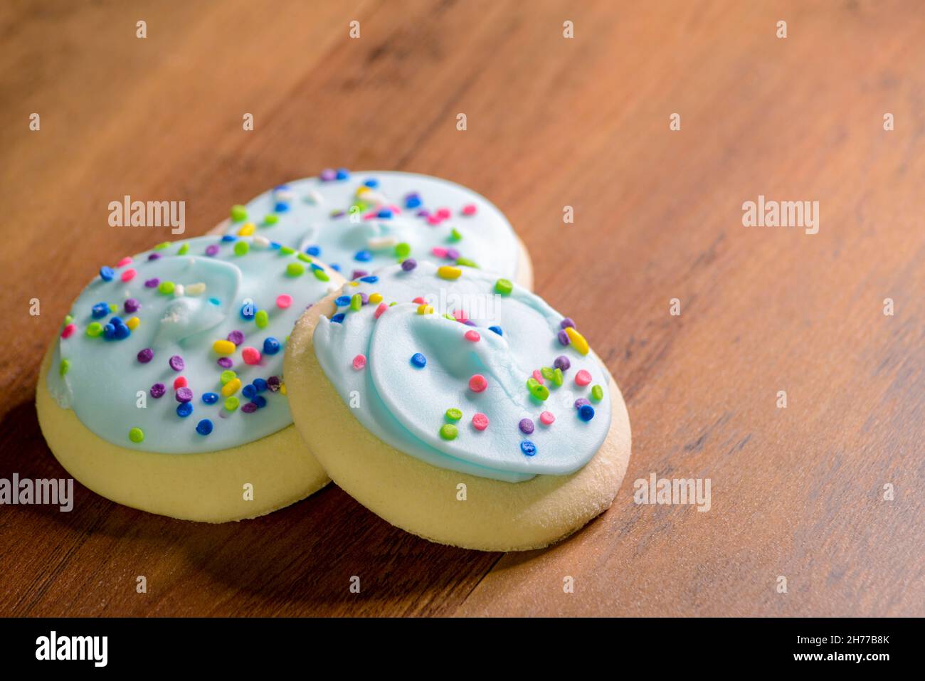 Sugar cookie with blue frosting and sprinkles Stock Photo - Alamy