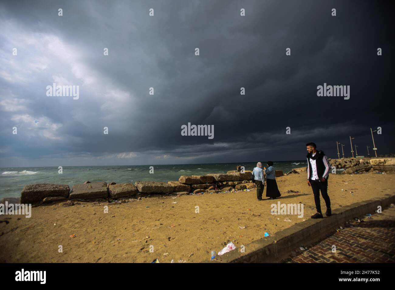 Gaza, Palestine. 20th Nov, 2021. Palestinians enjoy the cool weather at ...