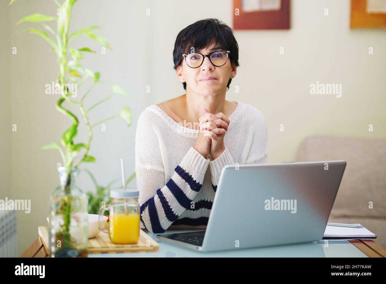 Woman home computer 50s hi-res stock photography and images - Alamy