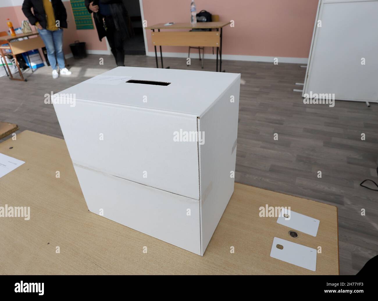 Envelope in polling station hi-res stock photography and images - Alamy