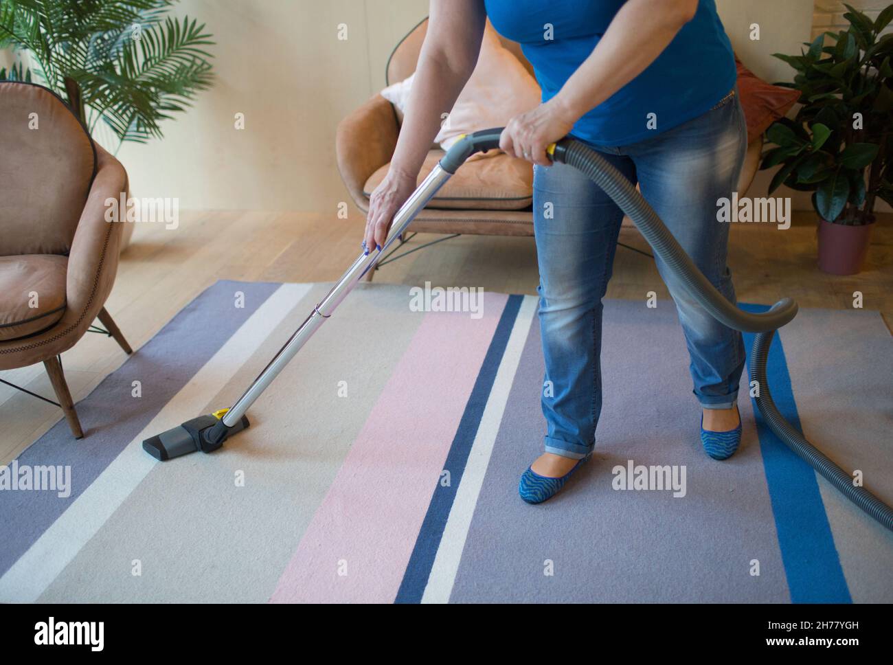 Woman carpet wash hi-res stock photography and images - Alamy