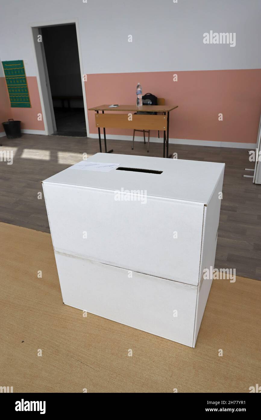 Envelope in polling station hi-res stock photography and images - Alamy