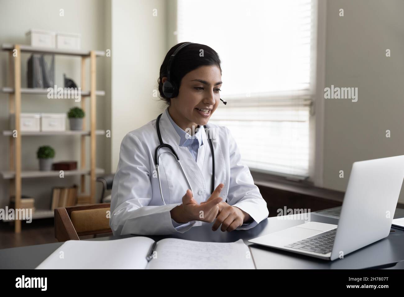 Doctor in wireless headphones talking hi-res stock photography and ...