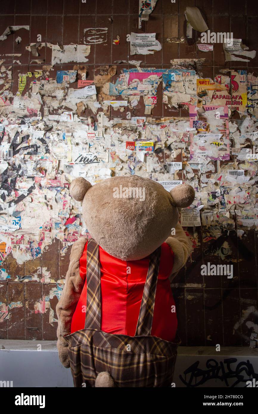 Lonely teddy bear near hi-res stock photography and images - Alamy