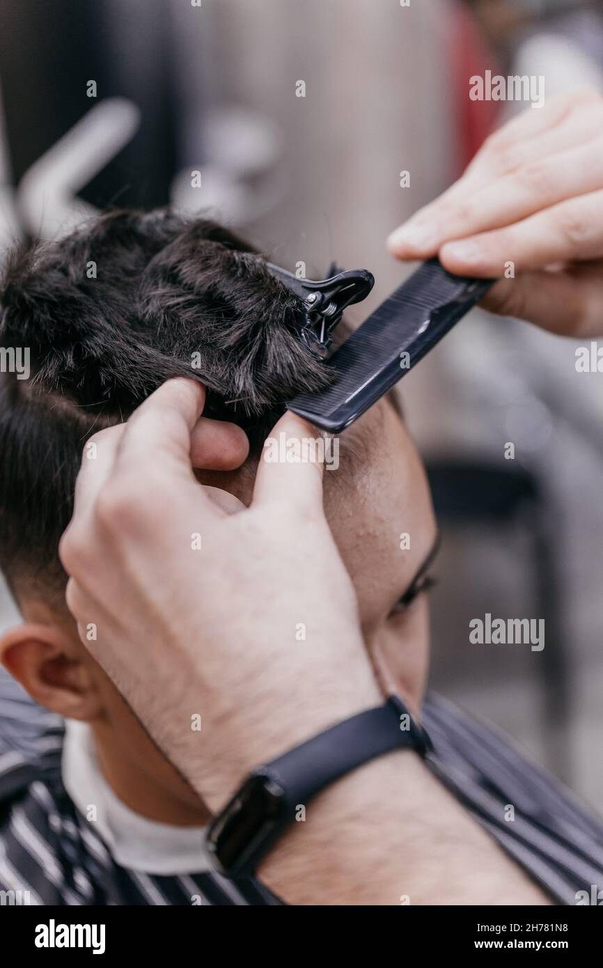 Hairdresser's hands with scissors hi-res stock photography and images ...
